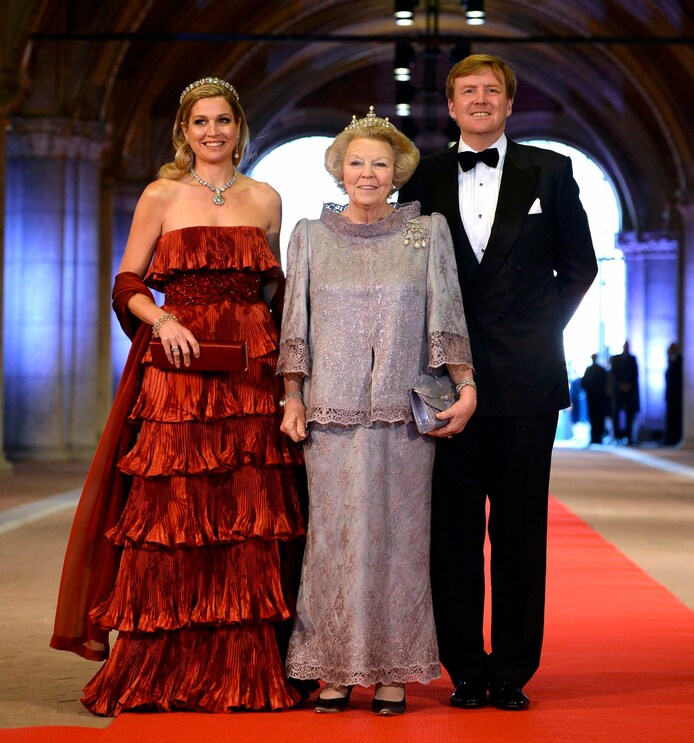 “Ze voelt zich eenzaam en is depressief”: prinses Beatrix rouwt nog ...