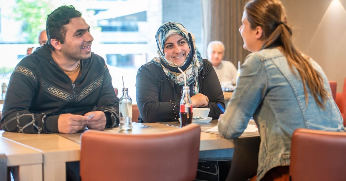 Maldegem zoekt vrijwilligers voor wekelijkse praattafels Nederlands ...