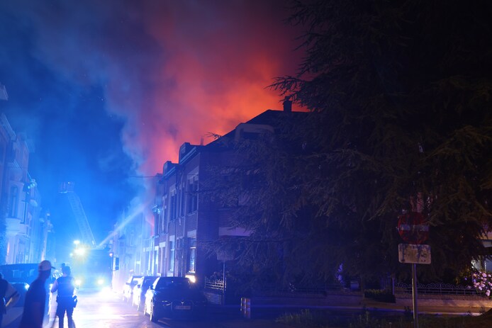 Drie woningen vernield bij uitslaande brand, 14 personen uit omliggende ...
