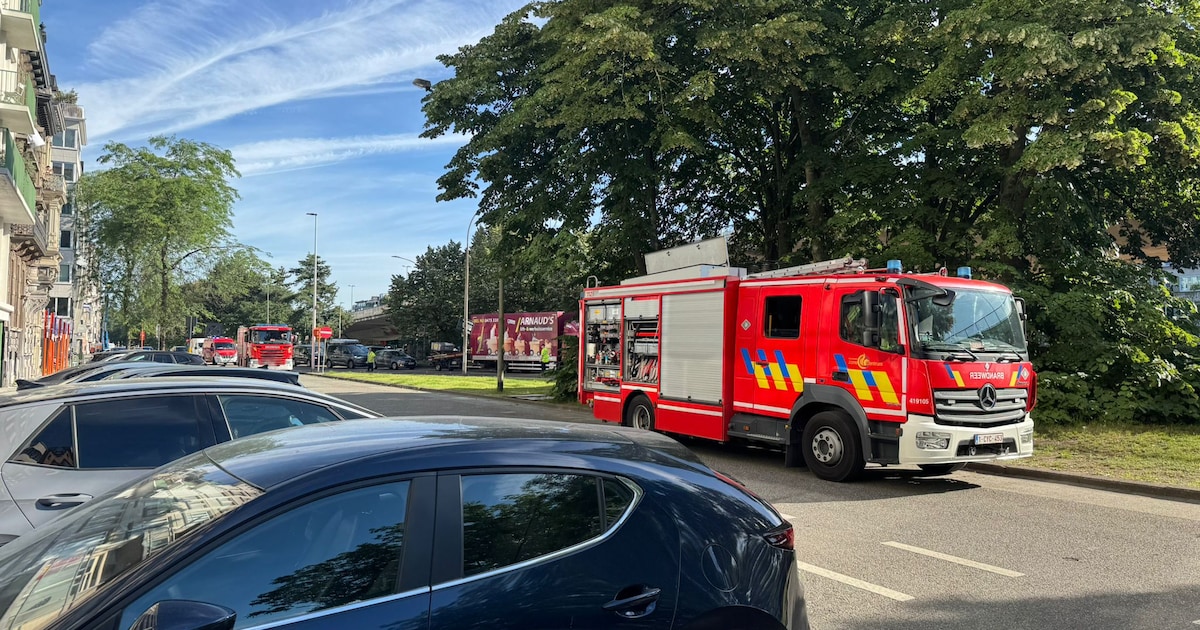 Brandweer rukt uit naar fly-over door defecte wagen met olielek | Regio ...
