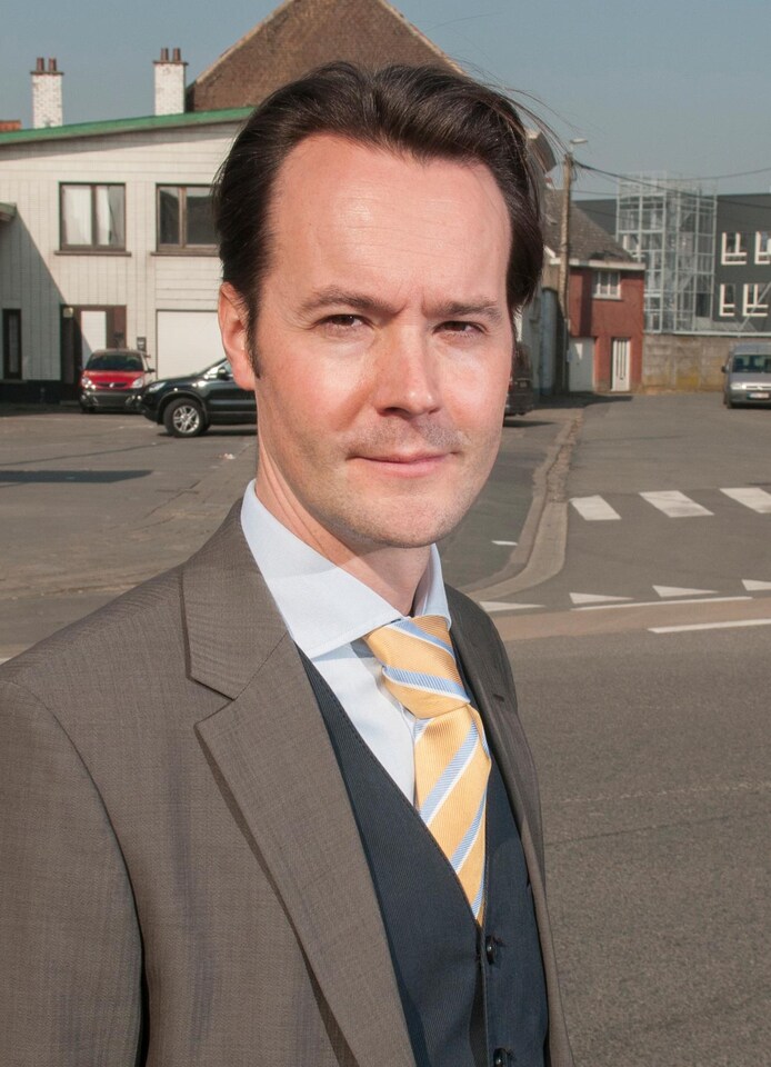 Tom Deputter legt eed af als nieuwe schepen | Ronse | hln.be