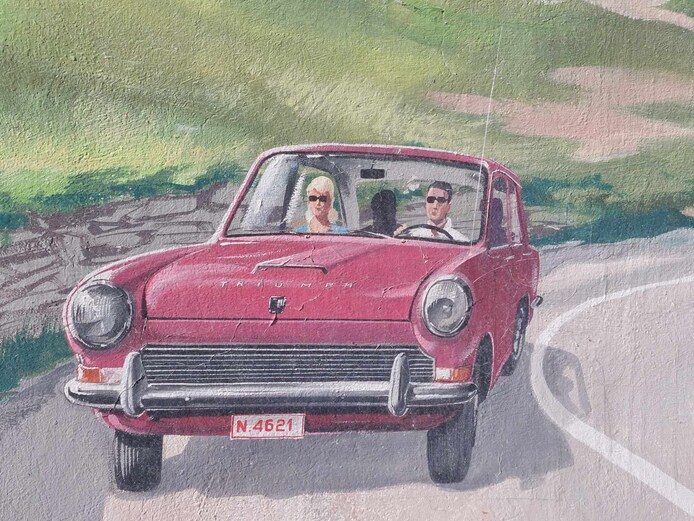 Decenniaoude muurschilderij geïntegreerd in nieuwe streetartparel ...