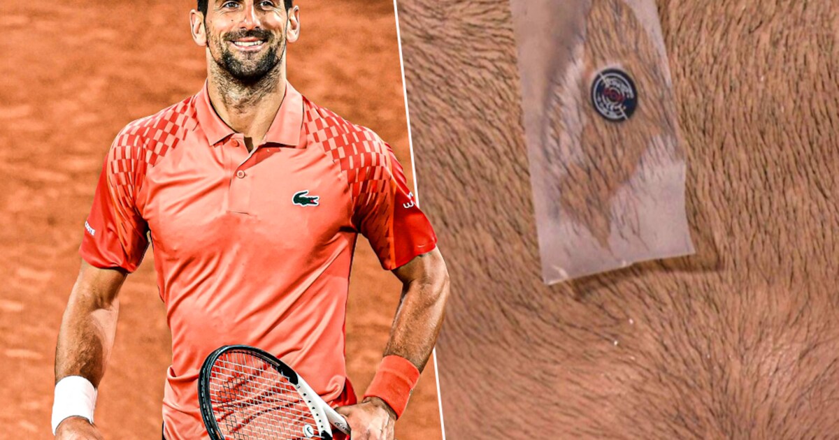 KIJK. Novak Djokovic doet erg geheimzinnig over vreemd object op borst ...