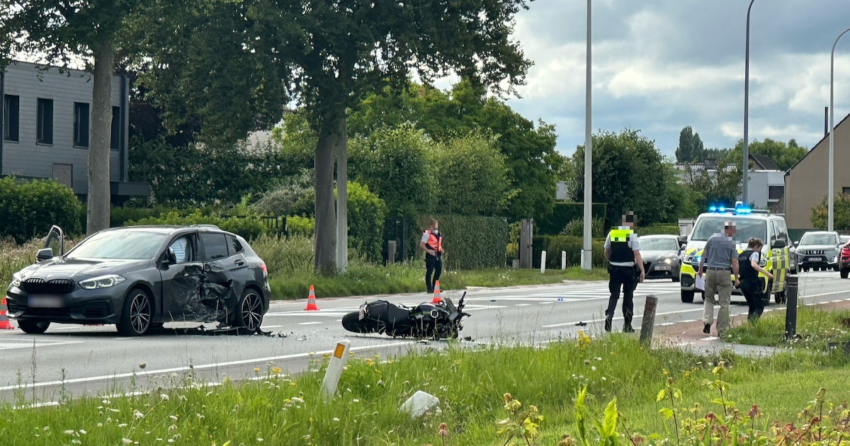 Motorrijder (26) in levensgevaar na aanrijding met personenwagen in ...