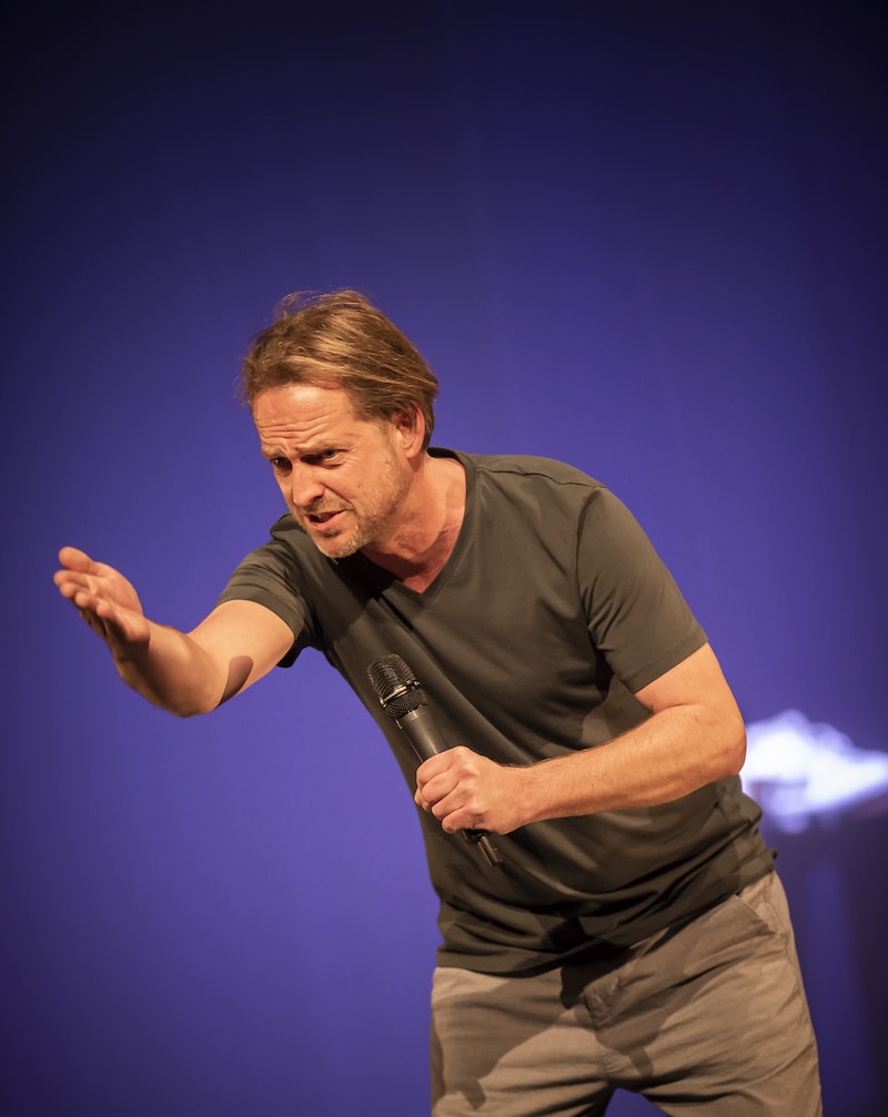 Jong comedytalent krijgt podium in Heule met Rising Giggles | Regio ...
