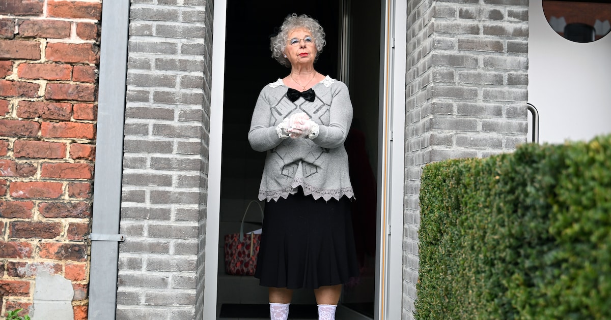 Lucie ‘The Queen’ Mertens (80) debuteert op het podium: “De mensen ...