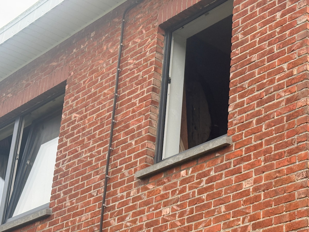 Woning onbewoonbaar na hevige brand in de Aspergerijstraat in Genk ...