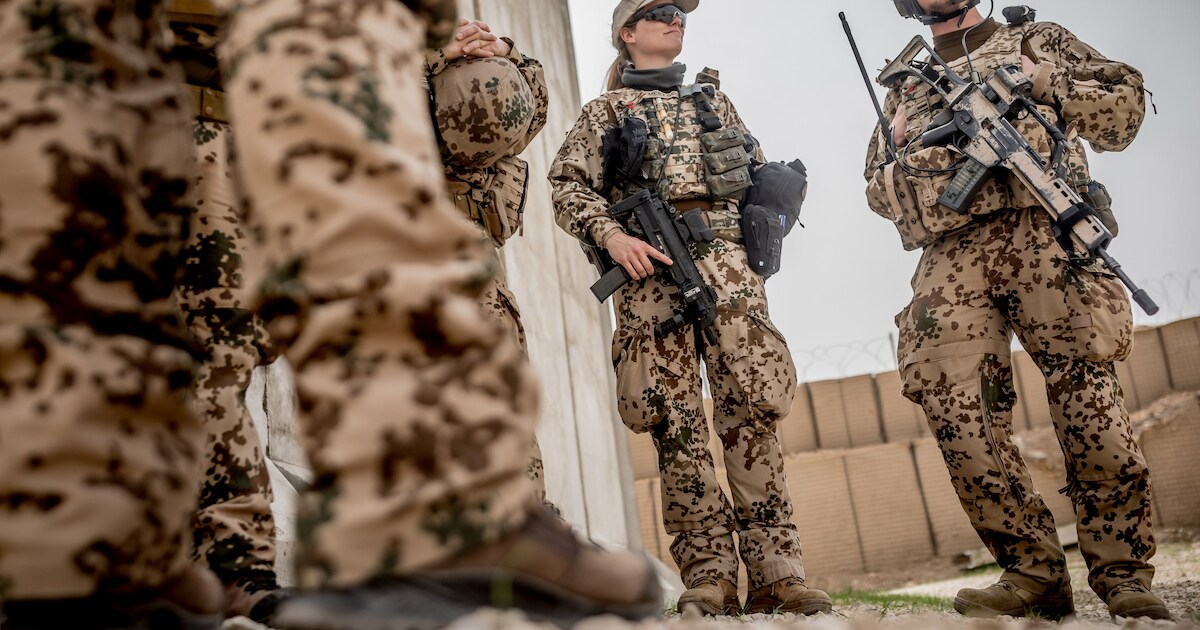 Duits leger introduceert uniformen voor zwangere soldaten | Buitenland ...