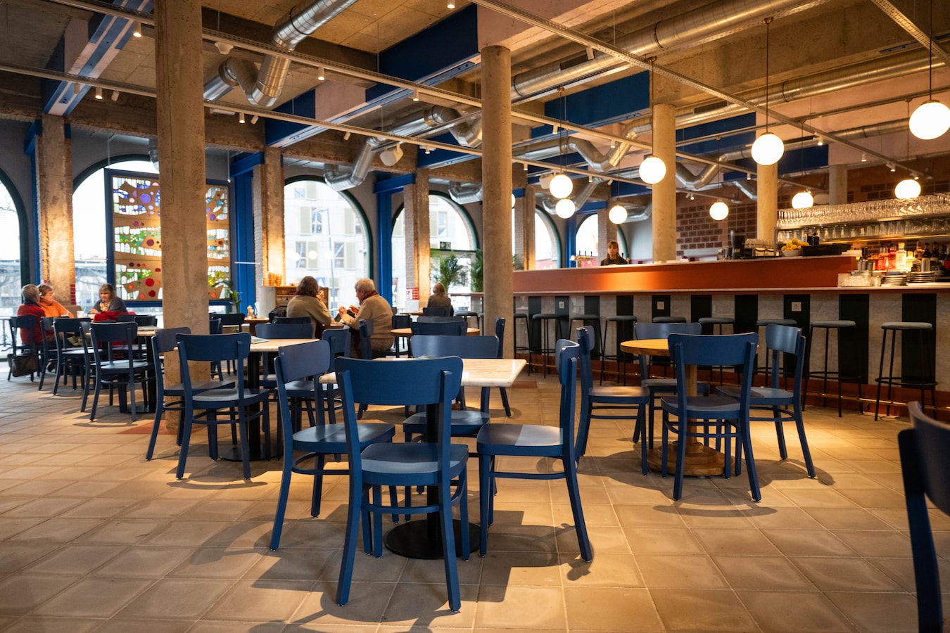 NET OPEN. Café Modern brengt extra leven in het Mortselse stadhuis: “Op ...