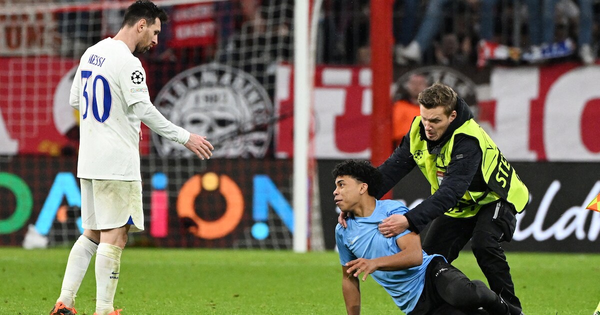 KIJK. Dat is schrikken! Fan wil Messi ontmoeten, maar tackelt hem zo ...