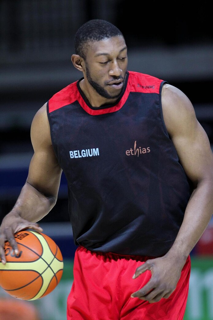 DJ Mbenga mag zich opnieuw bewijzen bij Dallas Mavericks | NBA | hln.be