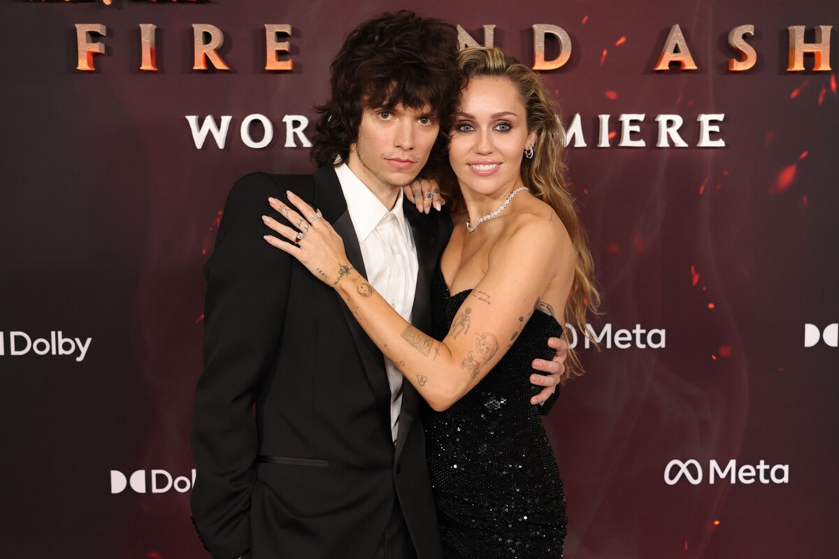 Wie is Maxx Morando, de mysterieuze drummer die ‘wild child’ Miley ...