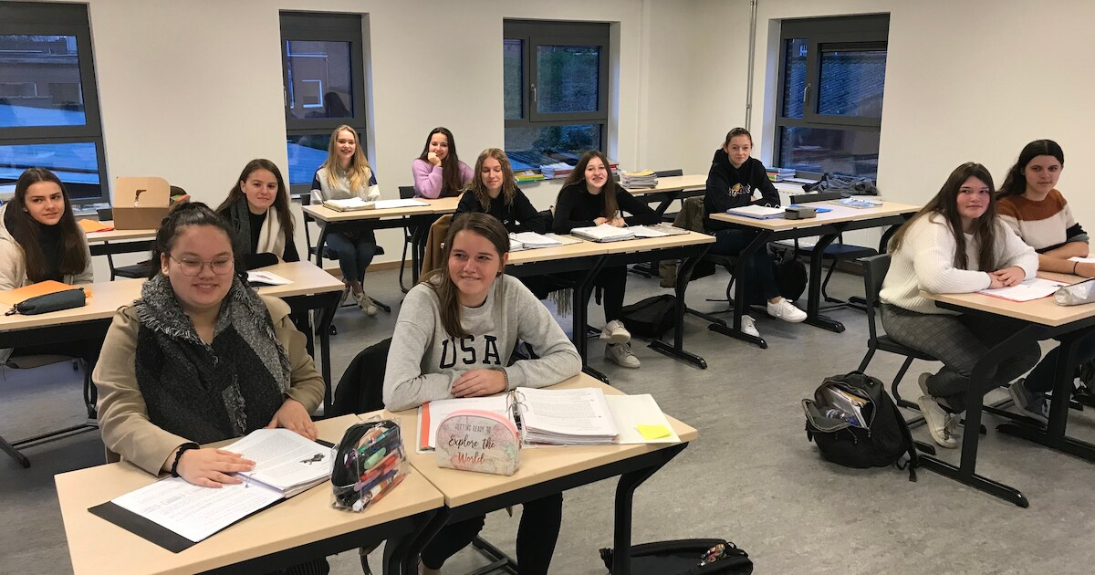 Sint-Calasanz neemt nieuwe klaslokalen in gebruik met modern smartboard ...