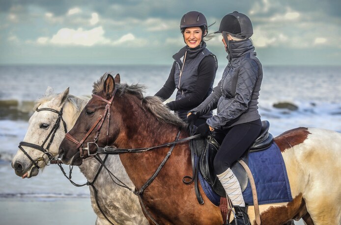 Lies Vandenberghe en Griet Vanhees zijn trotse ‘paardenmeisjes’. “Er is ...