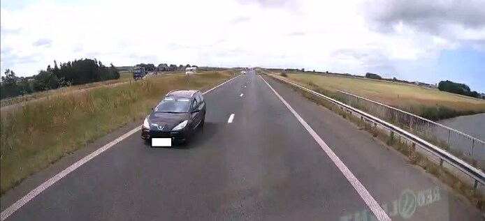 Spookrijder (22) die onder invloed van drugs en zonder rijbewijs vluchtte van politie op E40 is ...