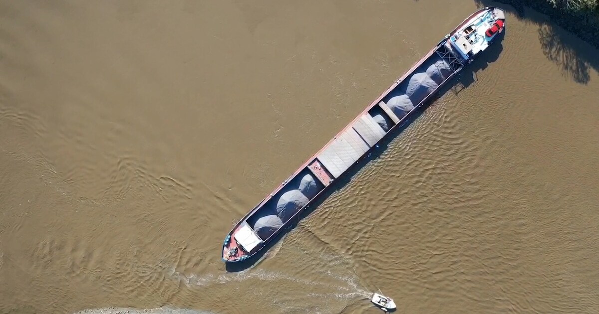 Binnenschip vaart zich vast in S-bocht op Schelde | Dendermonde | HLN.be
