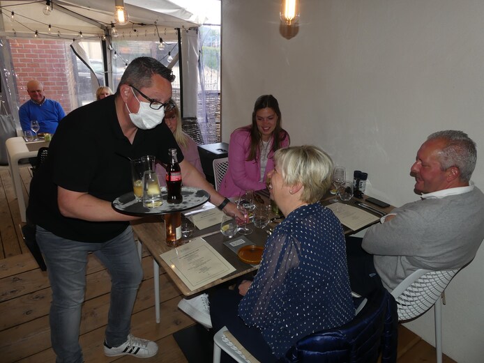 Ook de restaurants bedienen eerste klanten: “Hier zit je altijd droog ...