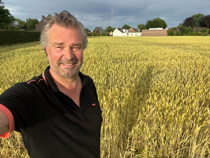 Claude Croes krabbelt recht nu hij de burgemeesterssjerp kwijtspeelt ...