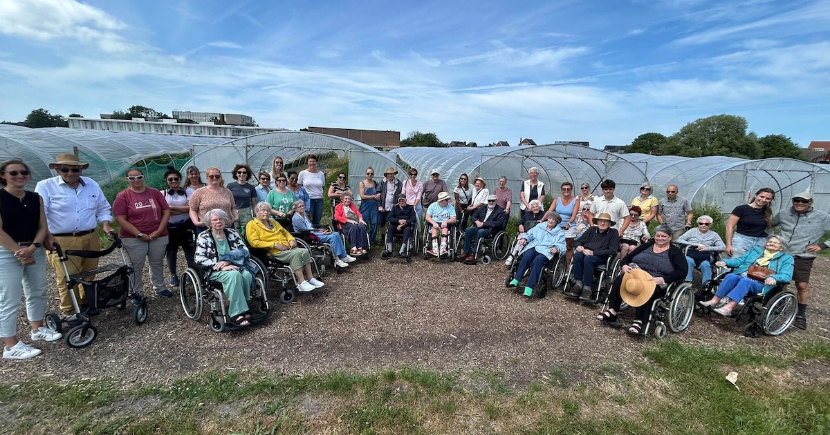 Bewoners woonzorgcentrum ’t Ponton bezoeken de biopluktuin waar hun ...