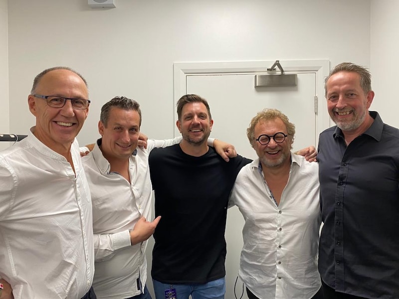 Belgian Quo Band samen op het podium met de drummer van hun grote ...