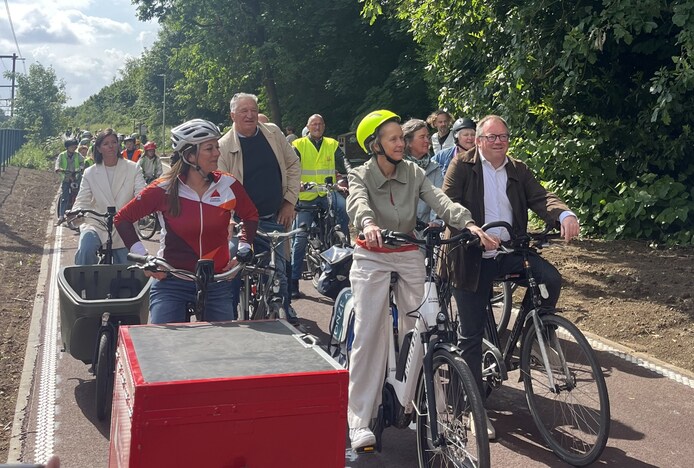 Vlaams minister De Ridder rijdt vernieuwde en verbrede fietsostrade mee ...