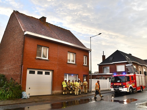 Bliksem slaat in op dak van woning in Passendale: buurt tijdlang zonder ...