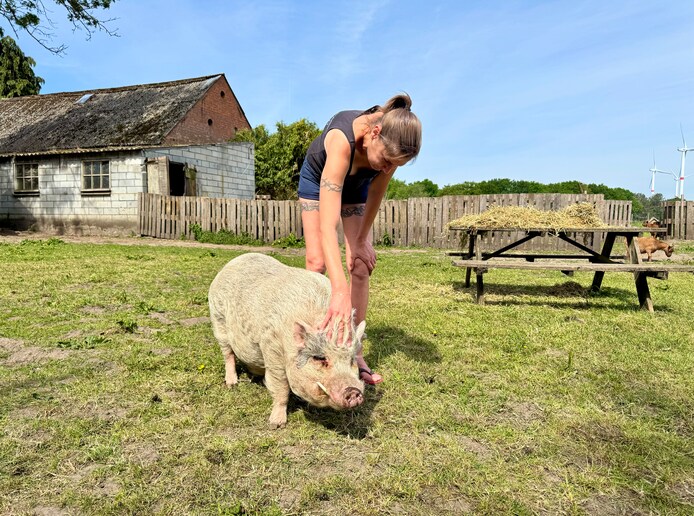 Wereldberoemde struisvogelfluisteraar moet haar lievelingsdieren ...