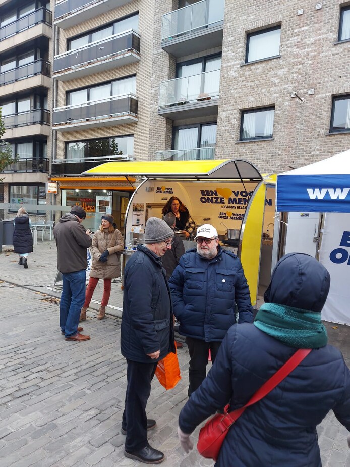 Vlaams Belang deelt soep uit en zamelt geld in voor goede doel | Deinze ...