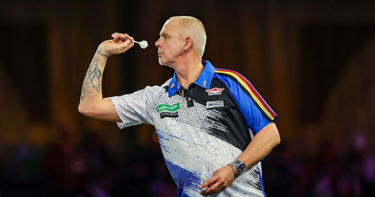 Daar is Mario Vandenbogaerde! Stoot hij door tegen David Davies ...