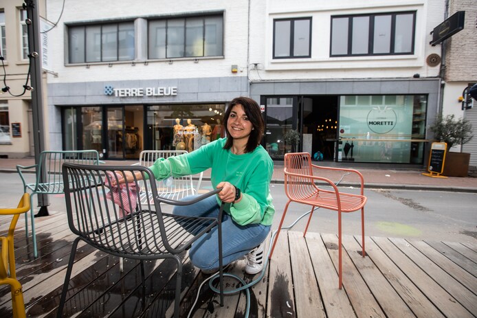 Horeca-uitbaters stomen terrassen klaar voor zaterdag: “Bordje ‘te koop ...