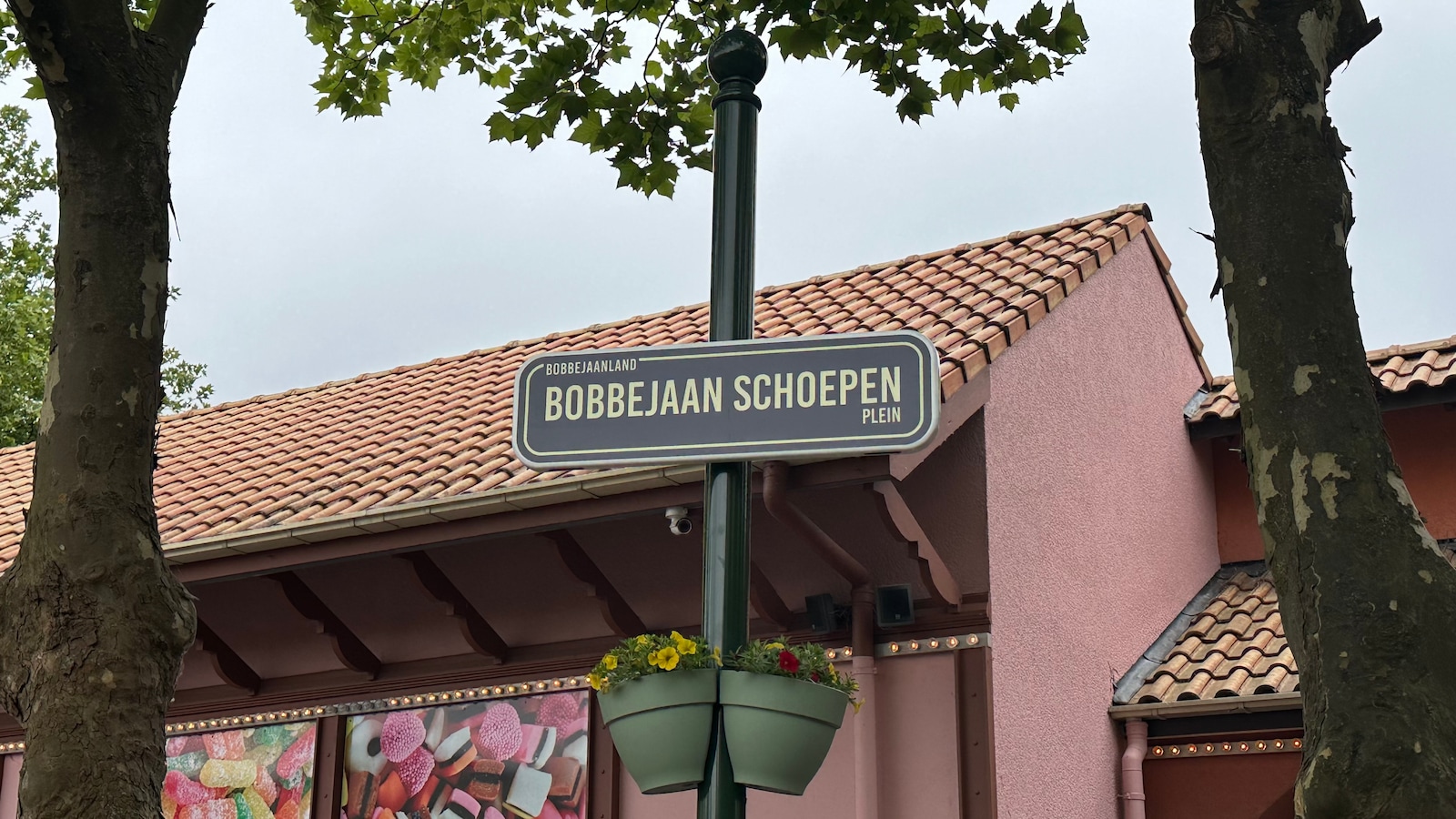 “Met gitaar, hoed en guitig gezicht”: Bobbejaan Schoepen krijgt ...