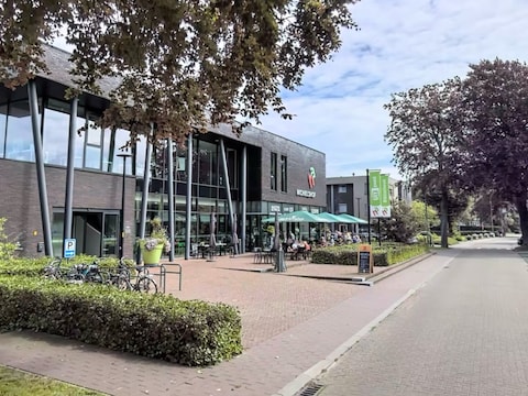 Snuffelen tussen romans, strips en dvd’s: Dorpsfeest in Achel gaat ...