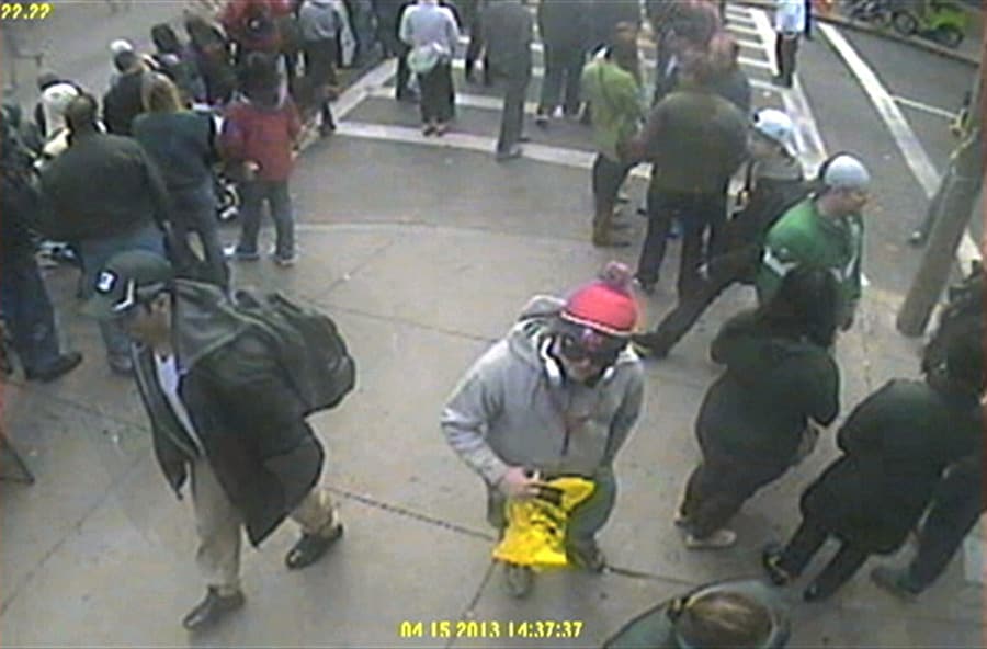 Twee verdachten van aanslag Boston op foto's en video's | Foto | hln.be