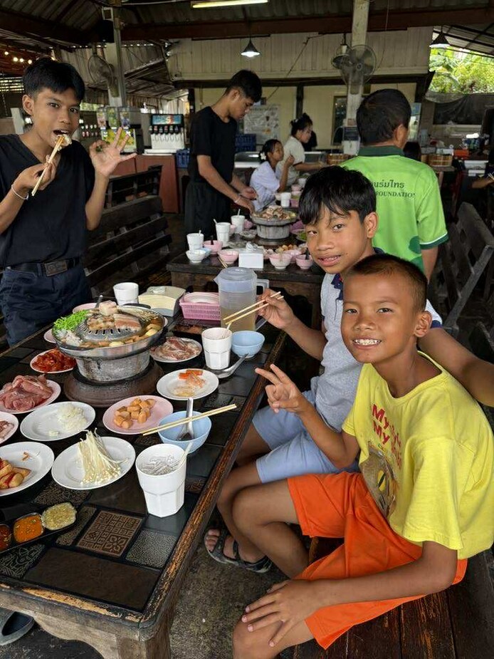 Adoptiegezin keert terug naar Thaise roots van Noah (12): “We hebben ...