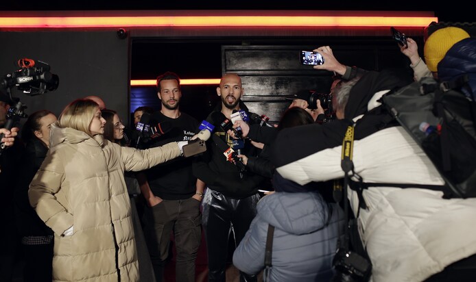 Omstreden influencer Andrew Tate en broer Tristan hebben Roemenië ...
