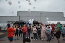 Streekgenoten wandelen en laten ballonnen op voor sterrenkindje Luíz ...