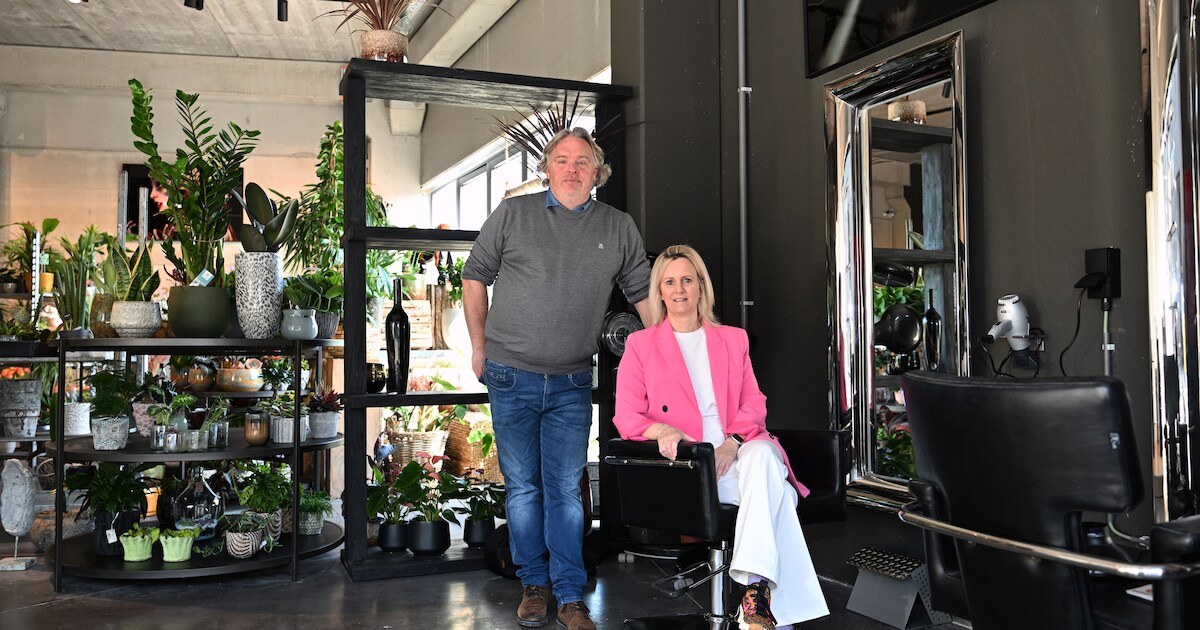 NET OPEN. Els en Kristof baten kapper, bloemenwinkel én bar uit onder hetzelfde dak: “We zijn ...