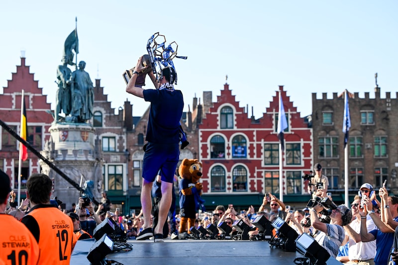 Hans Vanaken zingt ‘Baila De Gasolina’ uit volle borst mee, volg hier ...