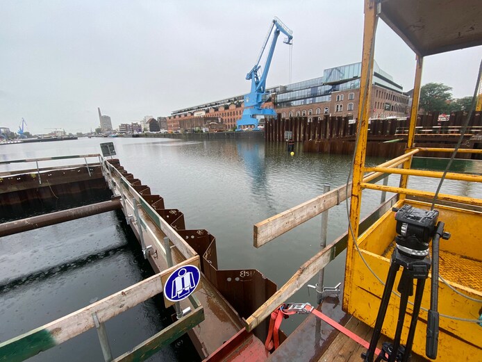 Eerste pijler van de Verapazbrug torent binnenkort boven het water uit ...