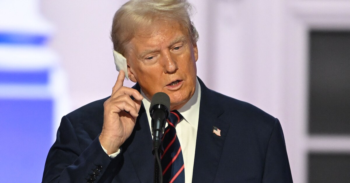 Spoedarts over de grote pleister op Trumps oor: “Goed oppassen dat het ...