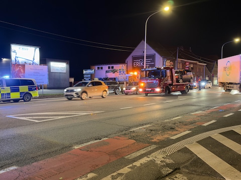 Motorrijder en auto botsen op Oudenaardsesteenweg, één persoon gewond ...