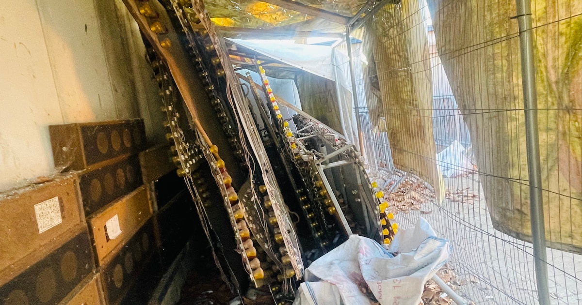 Oud carnavalsdecor ligt te verkommeren onder een zeil: “Een spijtig ...