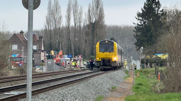 Botsing tussen trein en auto in Moortsele: “De bestuurder kon tijdig ...