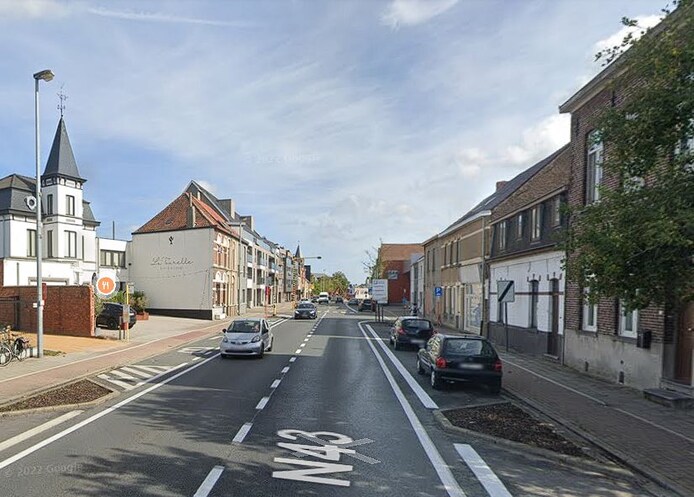 Dieven raken binnen in geparkeerde auto en stelen geld, bankkaarten en ...