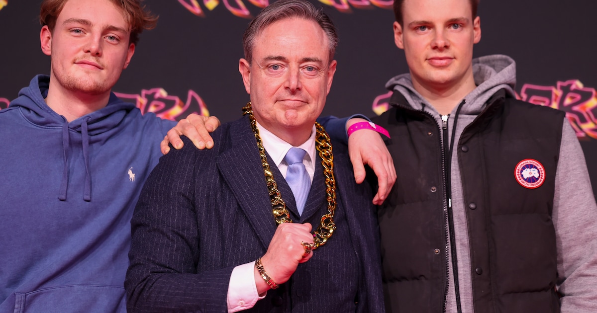 KIJK. “Maffiakostuum en blingbling leek me wel gepast”: premier De ...