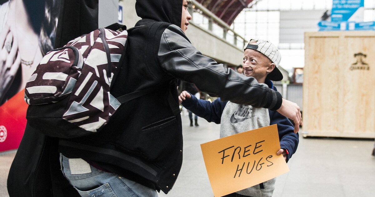 Progeriapatiënt Michiel geeft knuffels in Antwerpen-Centraal ...