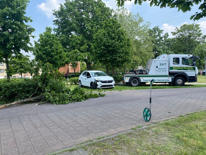 Auto gaat over de kop: “Omstaanders konden slachtoffer eerste zorgen ...