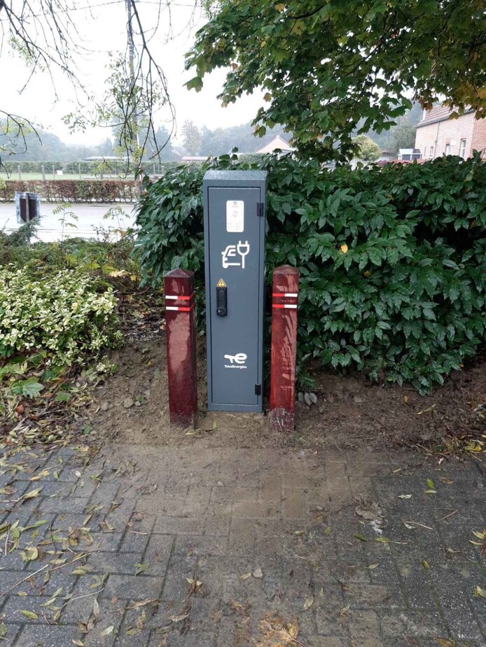 Eerste laadpalen in Begijnendijk | Begijnendijk | hln.be
