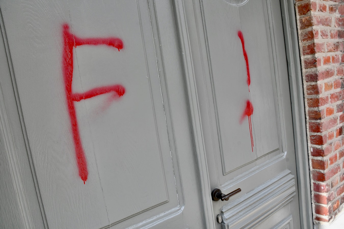 Onbekende trekt spoor van vandalisme met rode spuitbus in Wervik: “Een ...