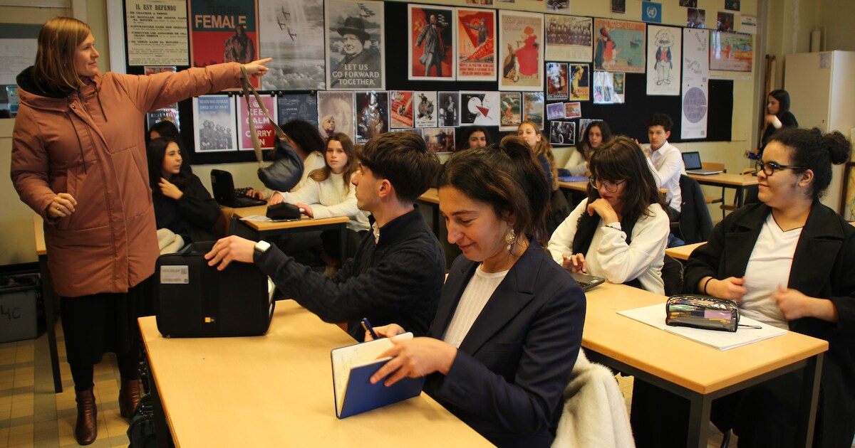 Minister van Onderwijs Zuhal Demir (N-VA) kwam les volgen in Regina ...